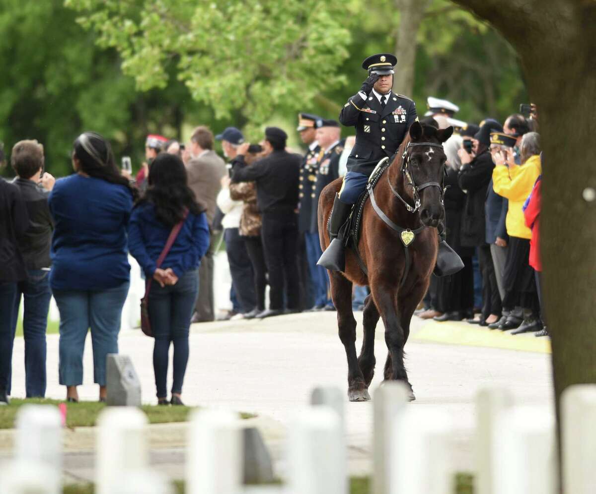 Vietnam hero laid to rest at Fort Sam, 2 years after receiving Medal of ...