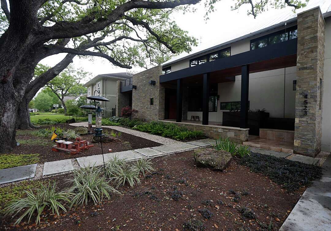Contemporary Bellaire home brings the outdoors in