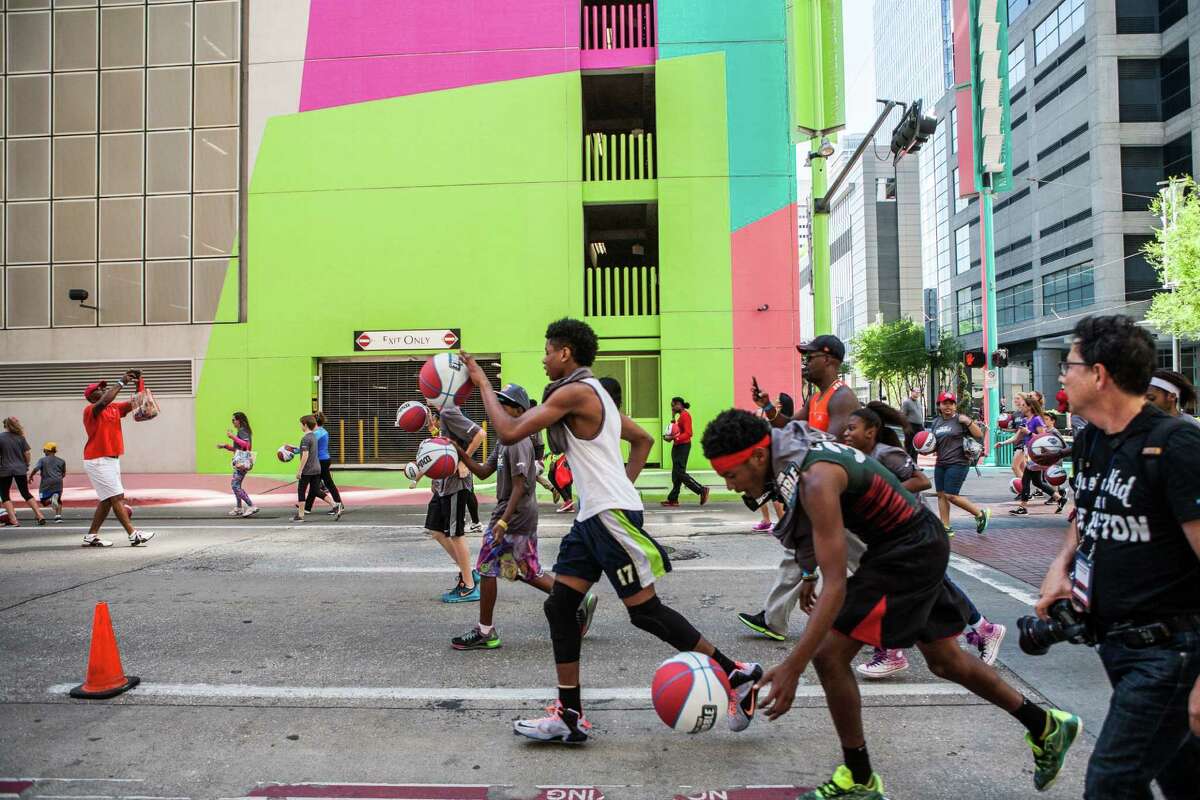 Smith helps kids dribble their way into the Final Four