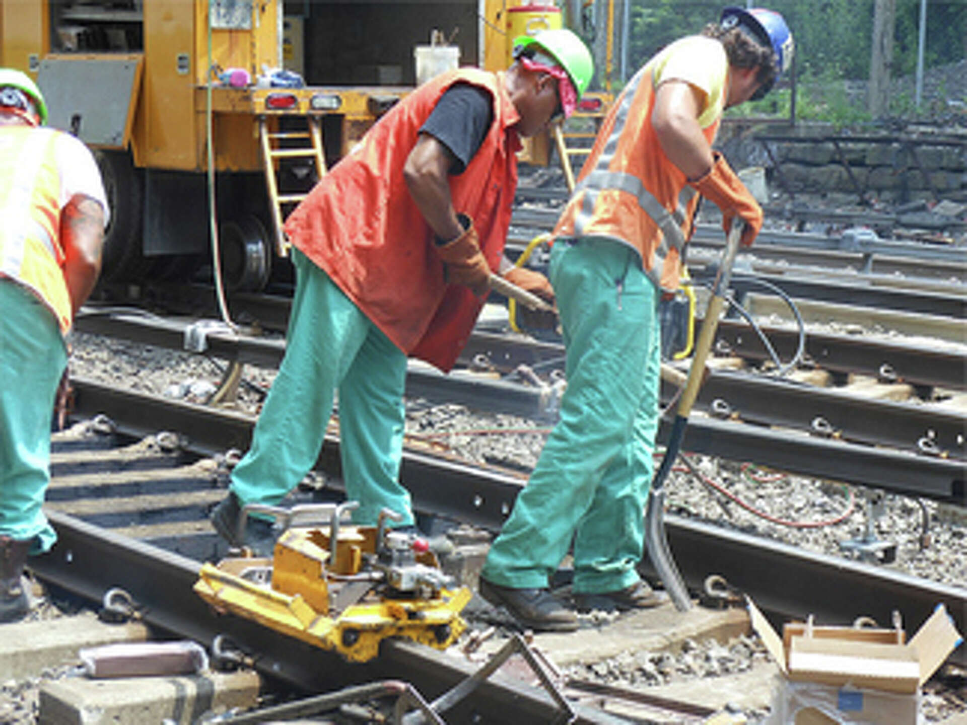 MNR replacing thousands of railroad ties
