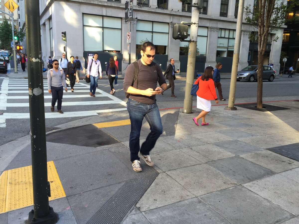 Who's right? Pedestrians who walk on the left toward oncoming traffic ...