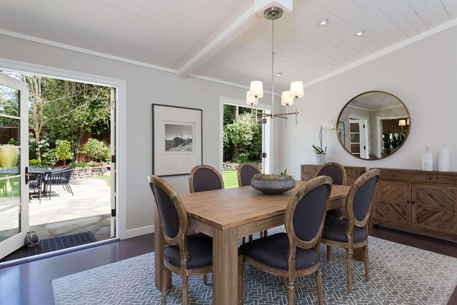 Deft design and seamless flow define contemporary cottage