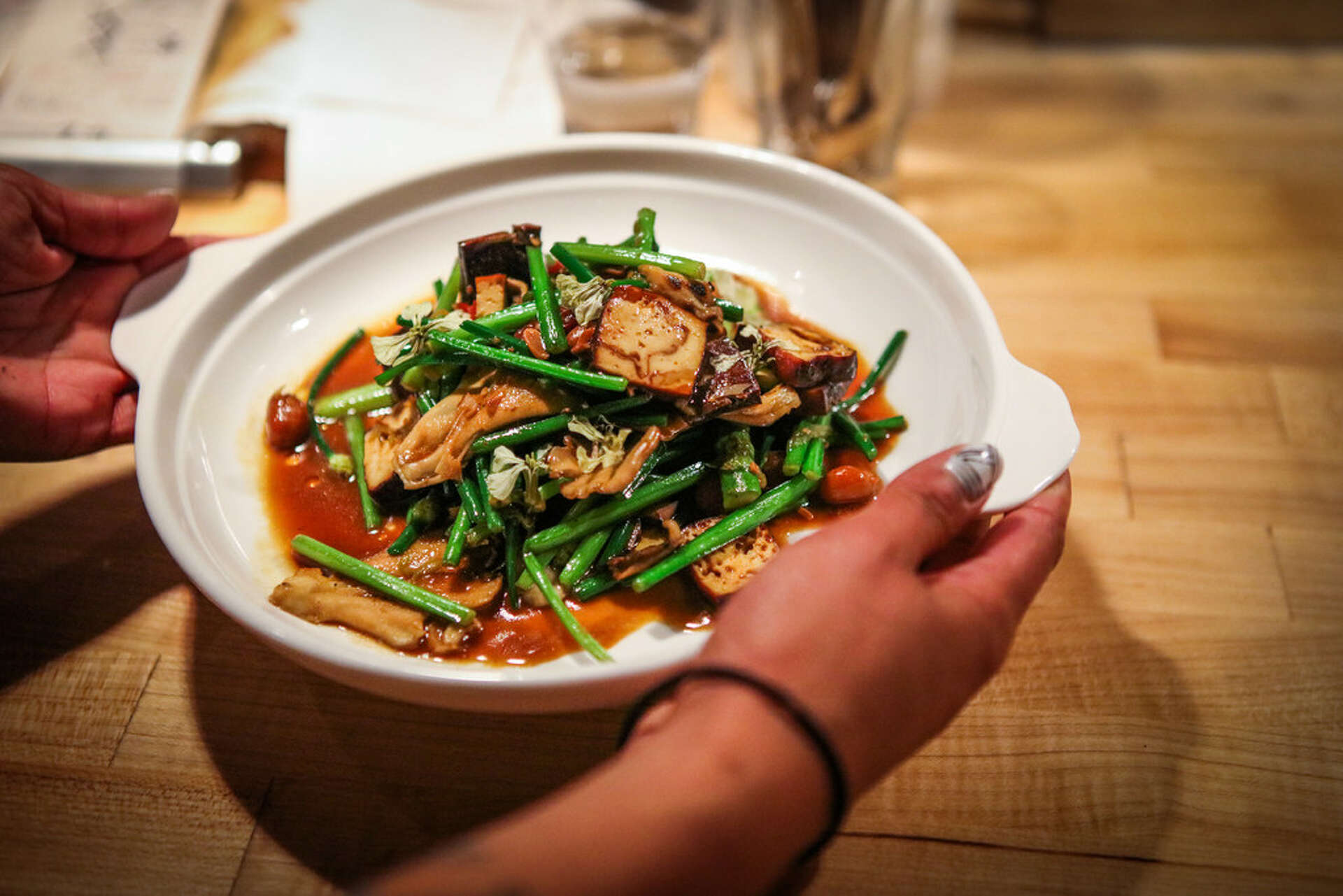 Mister Jiu’s restaurant modernizes a fabled corner of Chinatown