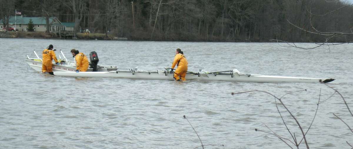Rowing team OK after 2 boats capsize in Hudson