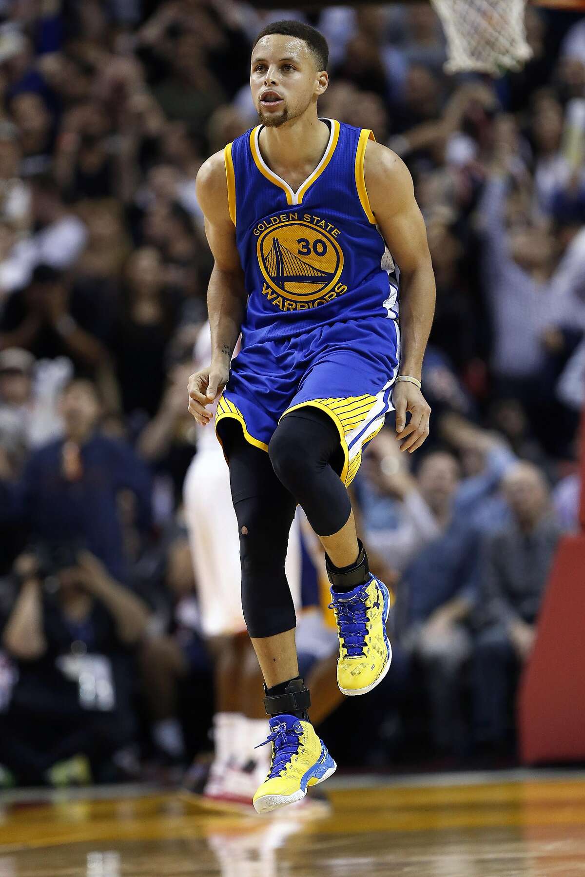 Stephen Curry makes history: 1st unanimous MVP