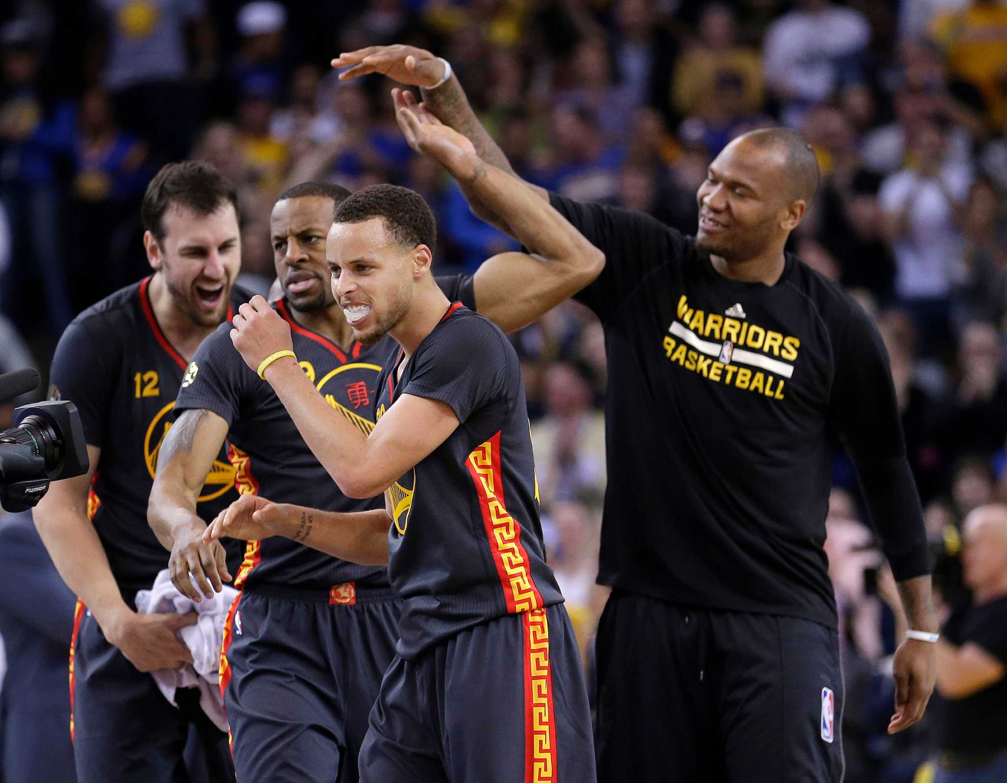As Warriors close in on history, a look at sports' best single-season teams
