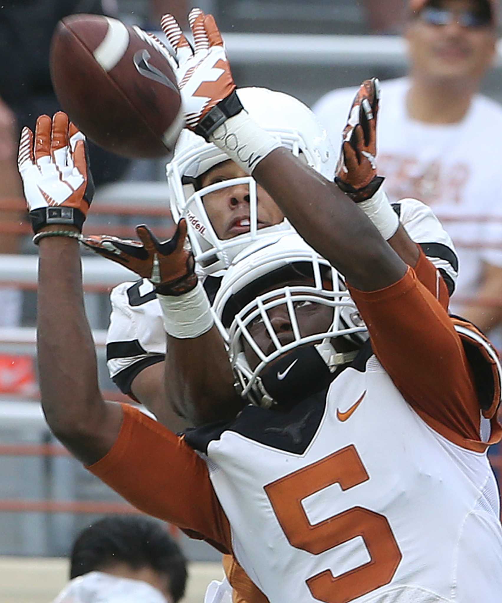Video shows UT WR Collin Johnson has some crazy athletic skills