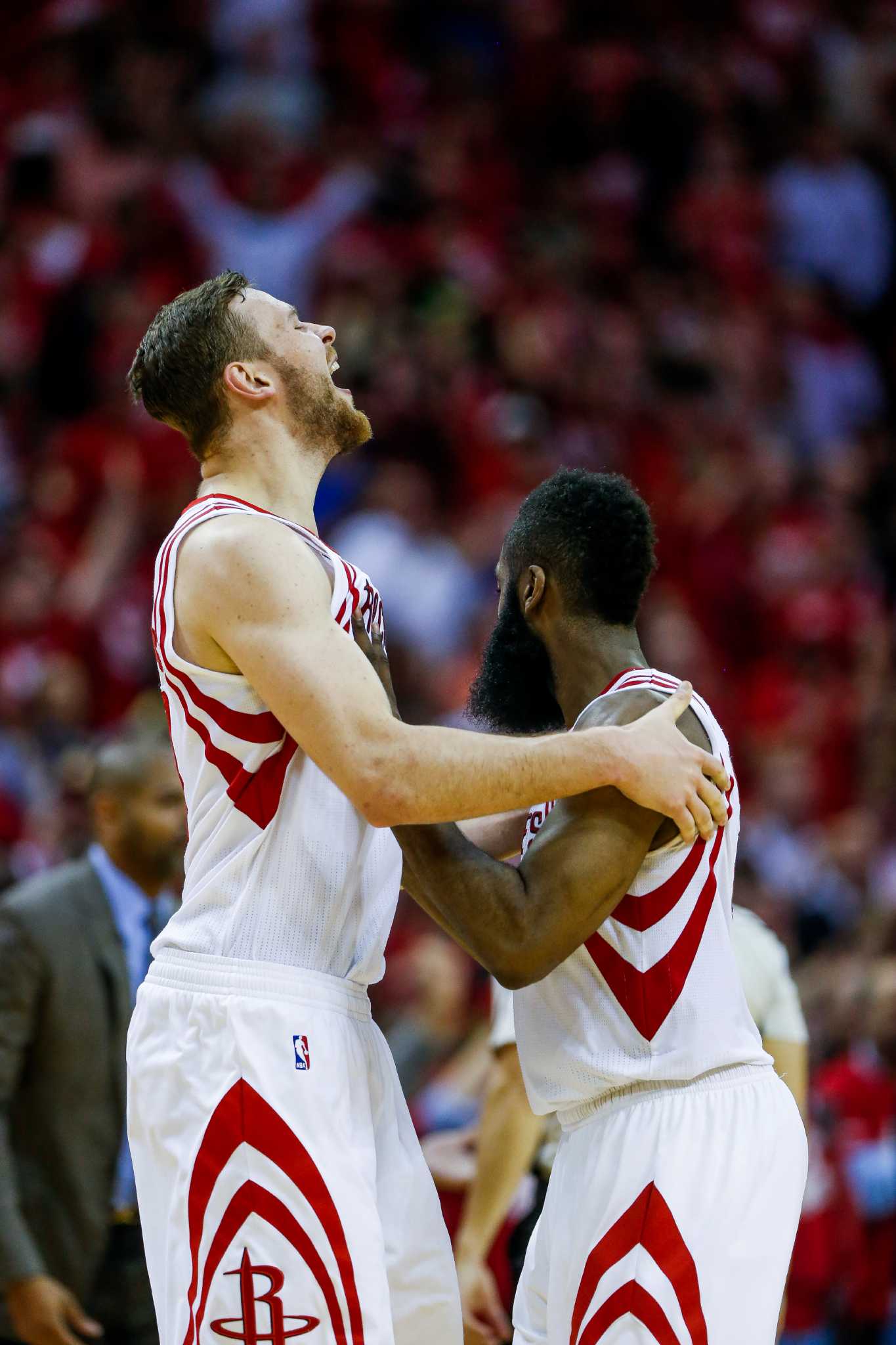 Donatas Motiejunas' gritty play helps send Rockets over Warriors