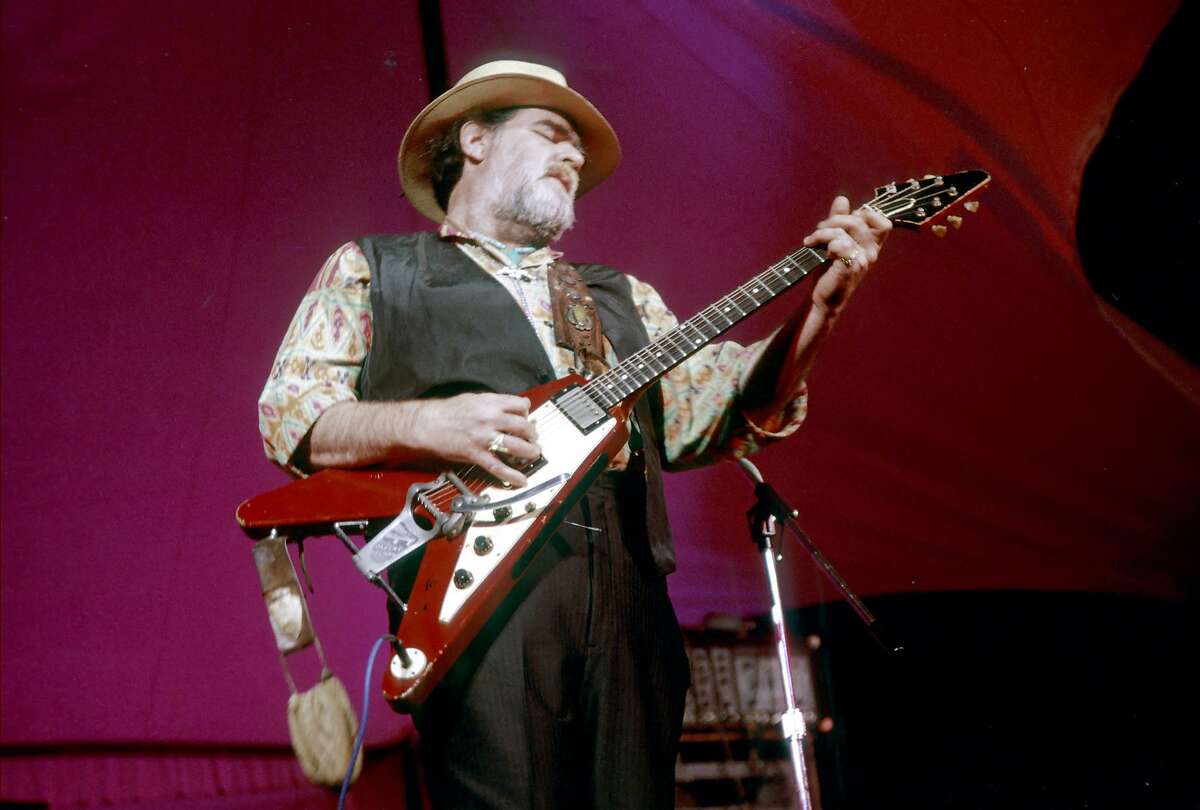 Lonnie Mack, singer and guitarist who pioneered blues rock, dies