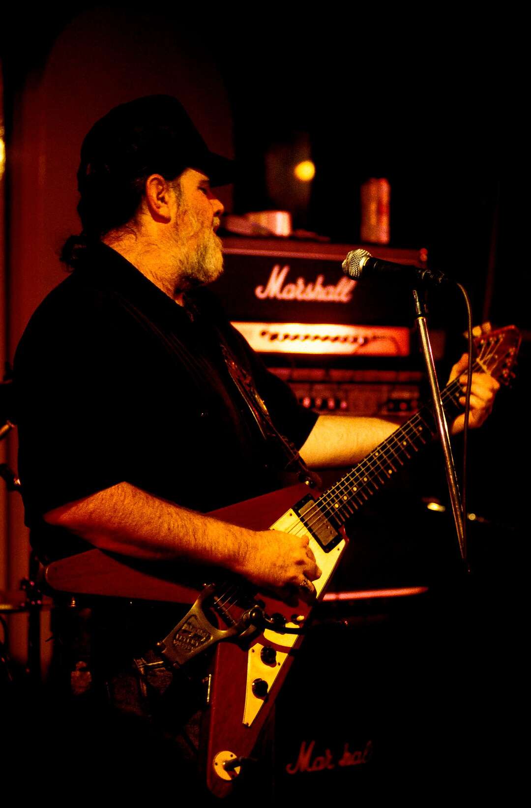 Lonnie Mack, singer and guitarist who pioneered blues rock, dies