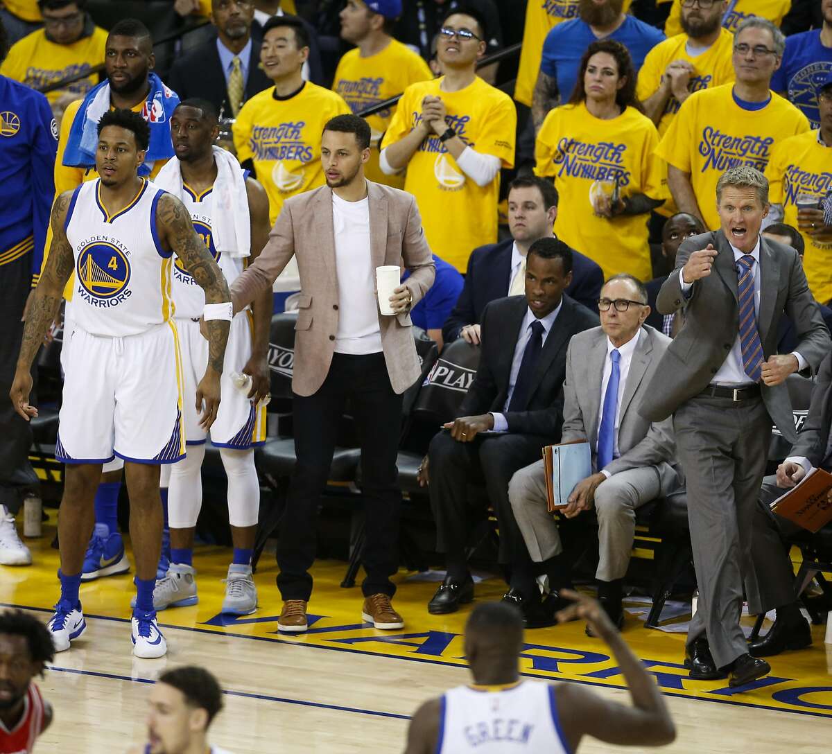Thompson rains threes, Warriors advance to 2nd round