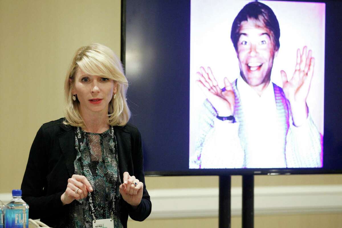 The Wonder Woman and other power poses to raise your confidence at work