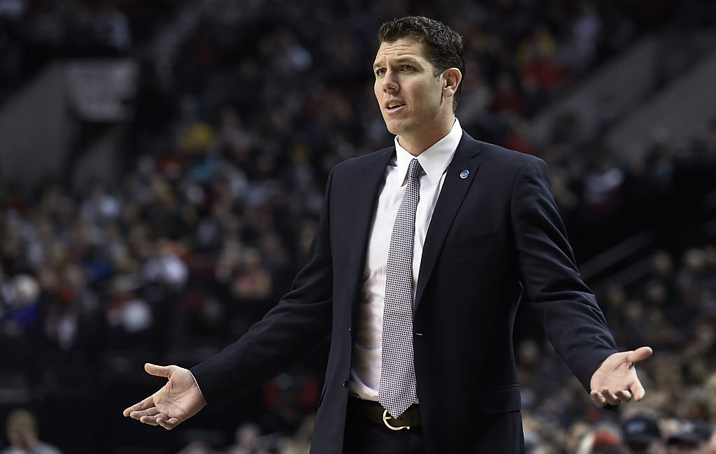 Luke Walton’s dilemma: He’s here and there
