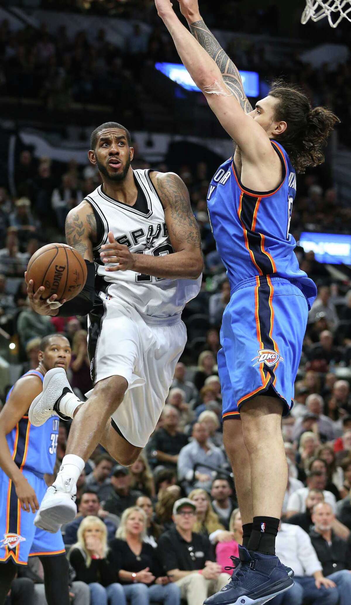 Controversial ending gives OKC split against Spurs