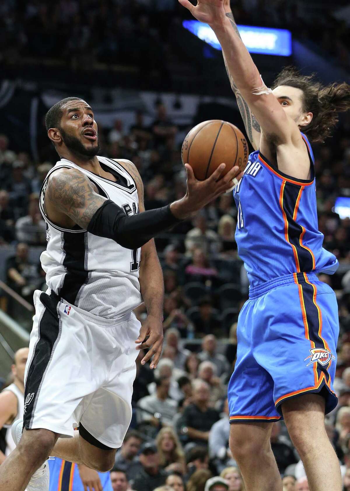 Controversial ending gives OKC split against Spurs