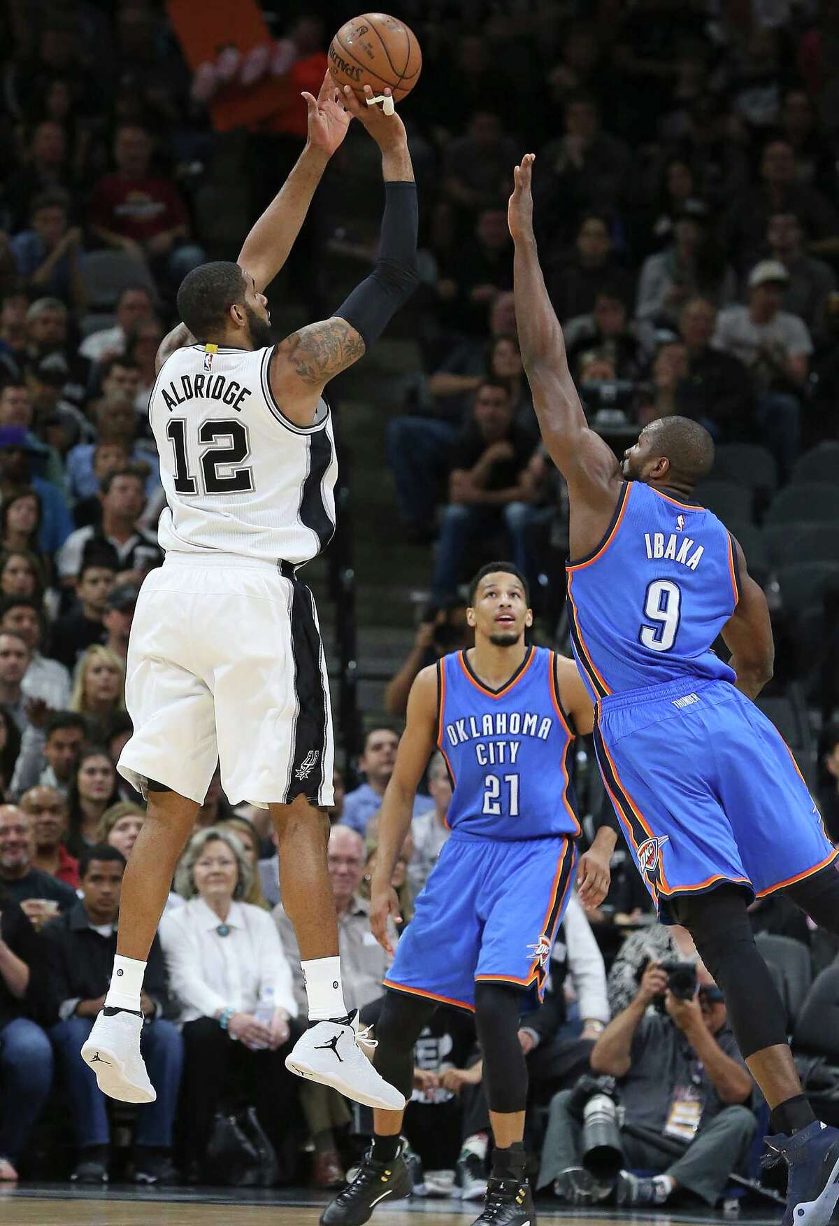 Controversial ending gives OKC split against Spurs