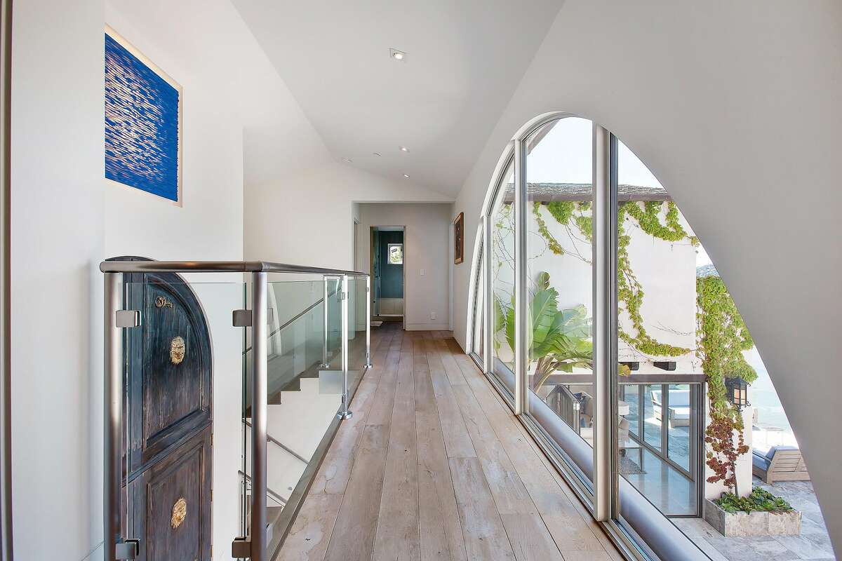 Courtyard punctuates waterfront home in Tiburon