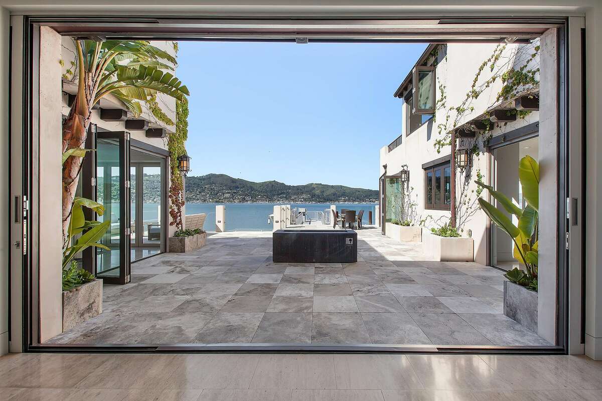 Courtyard punctuates waterfront home in Tiburon