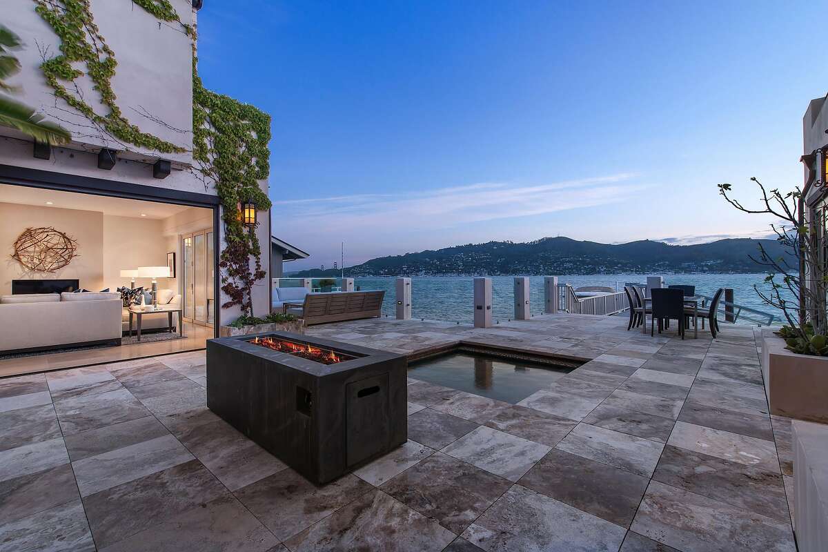 Courtyard punctuates waterfront home in Tiburon