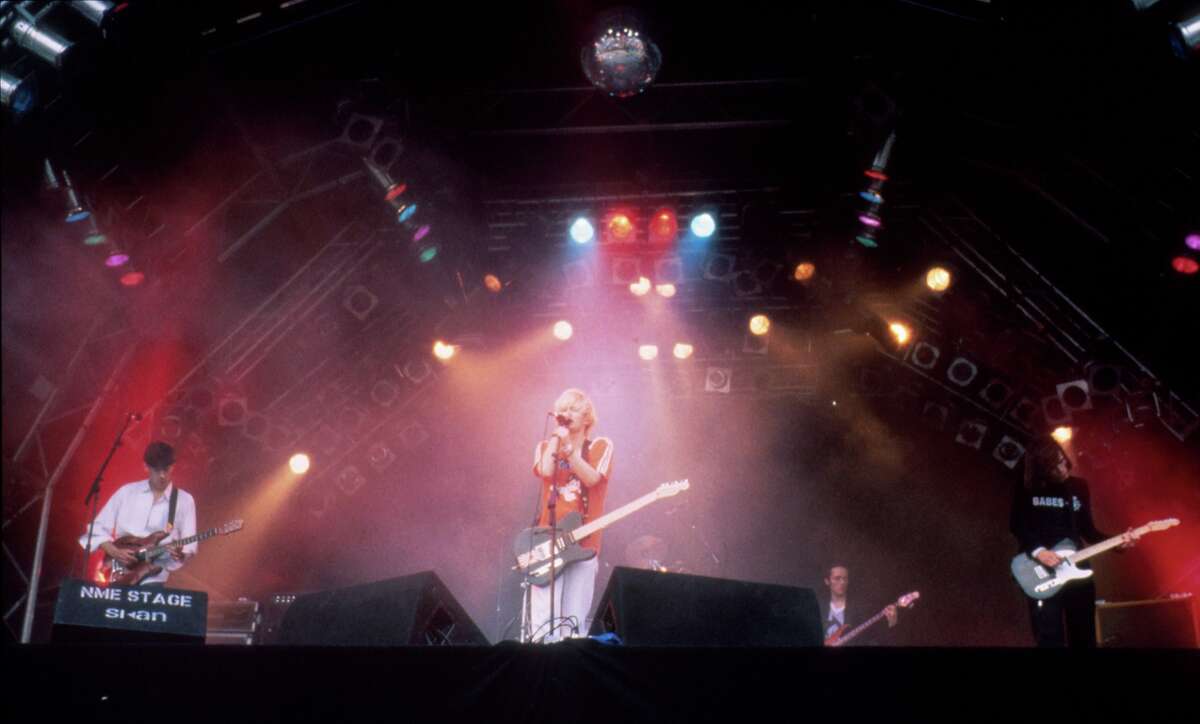 Watch Radiohead's Jonny Greenwood loop Thom Yorke cussing onstage in ...