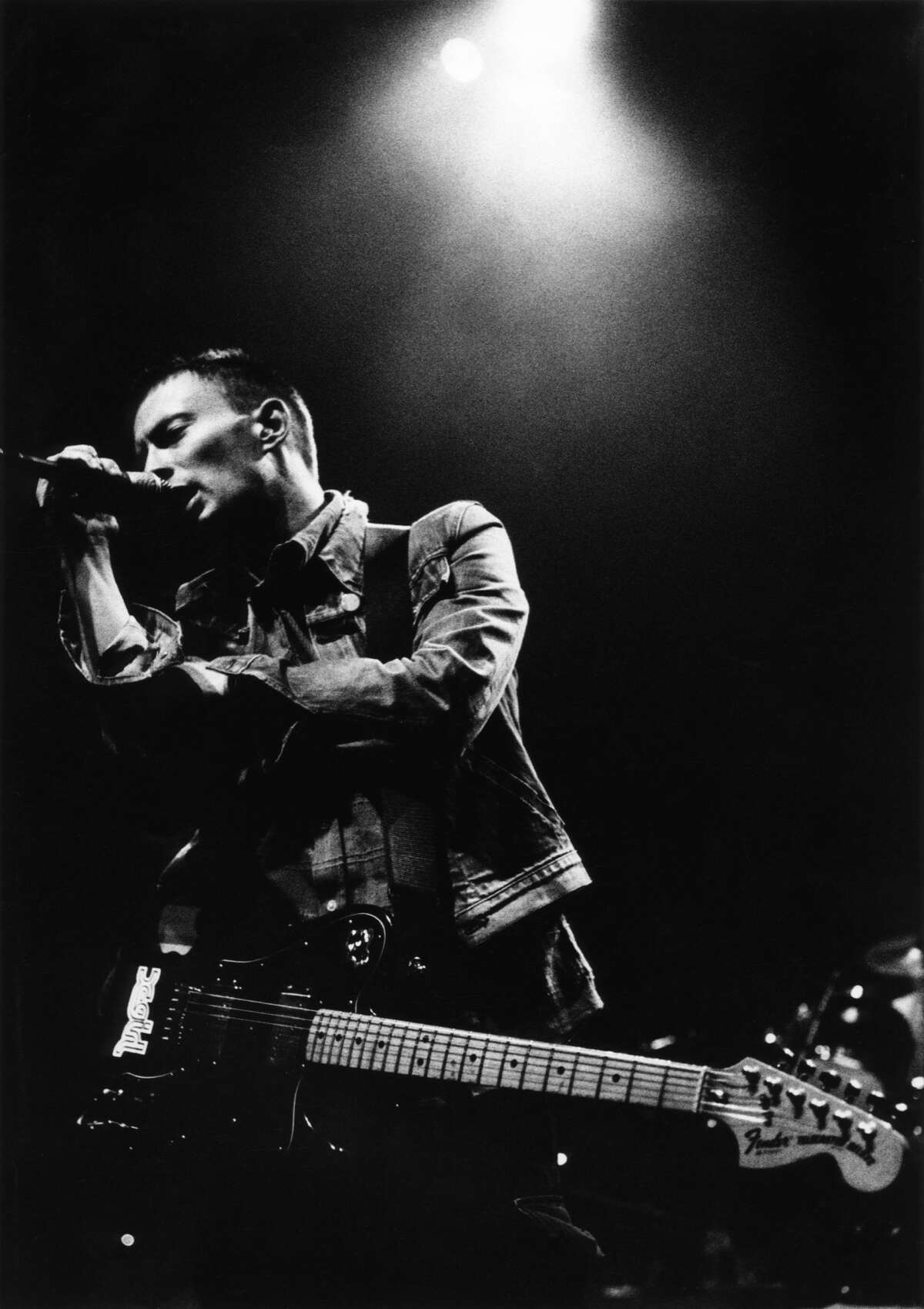 Watch Radiohead's Jonny Greenwood loop Thom Yorke cussing onstage in ...