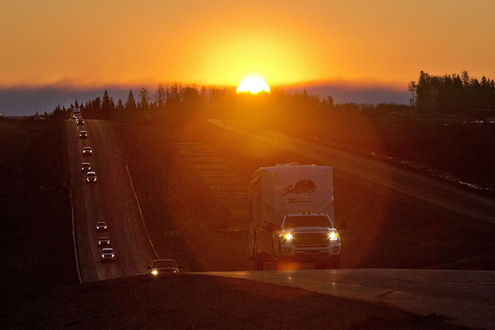 Massive convoy of vehicles flees wildfire in Alberta
