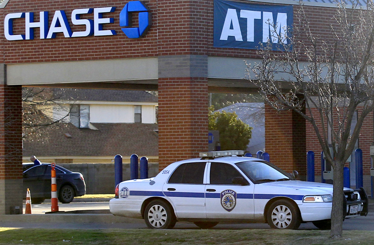 MPD: Armed man robs Chase Bank, escapes on foot