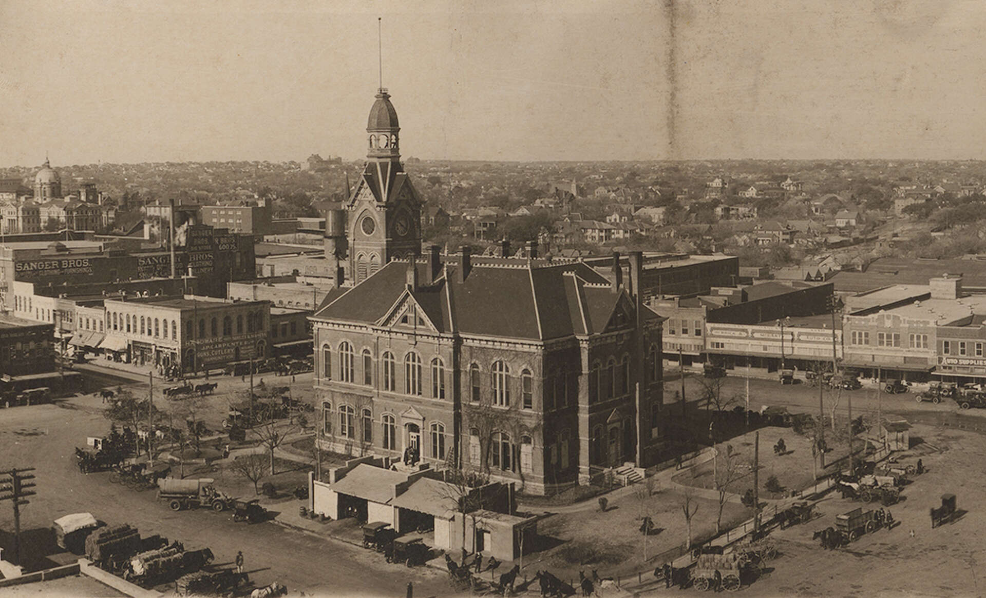 Famous photographer documents 1916 lynching in Waco
