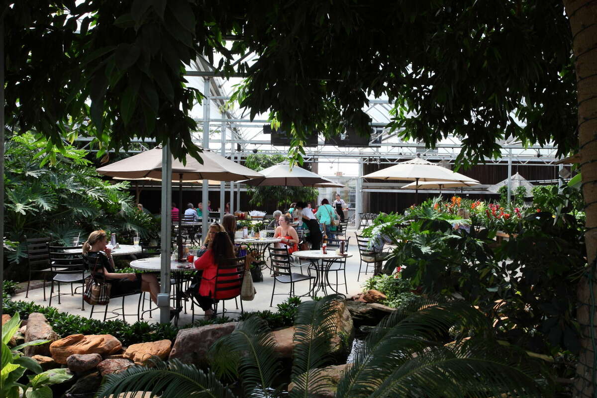 Dining Guide: Where to find kids' menus, fun restaurants around town