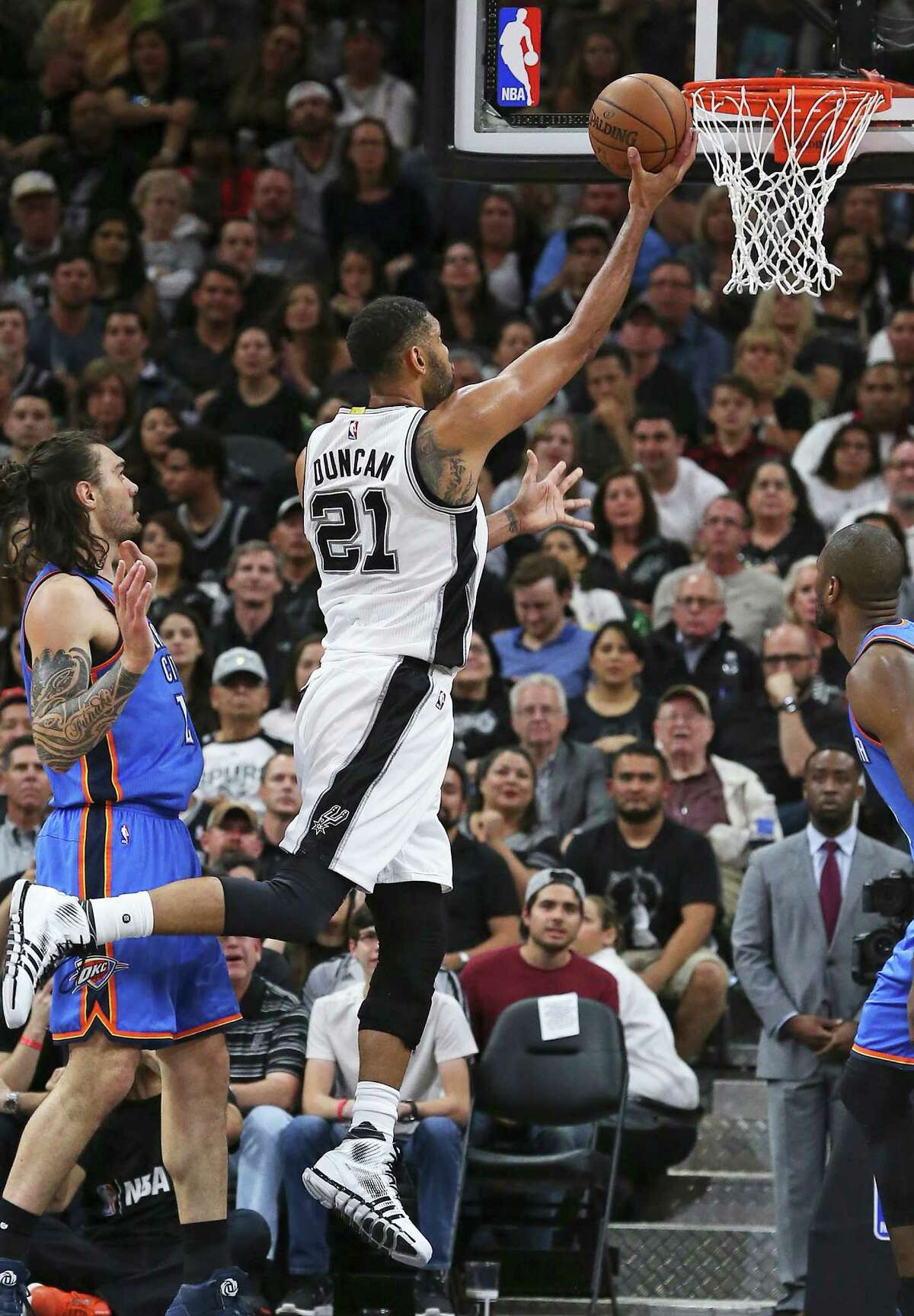 Tim Duncan sparks crowd with slam in first half against Thunder