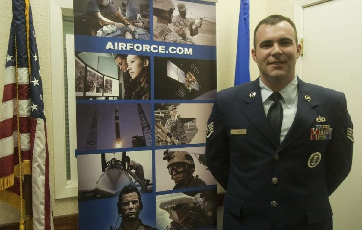 Air Force recruiter works around others' schedules to answer questions ...