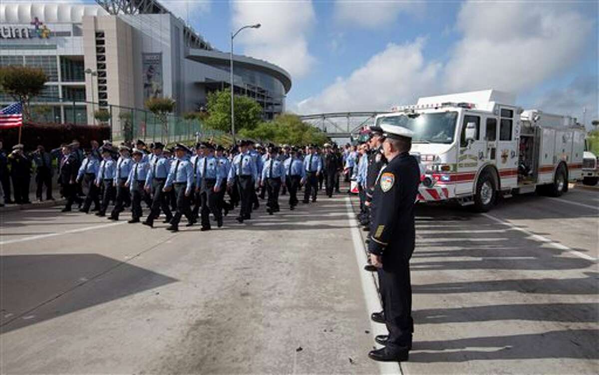 Texas firefighters honored by thousands