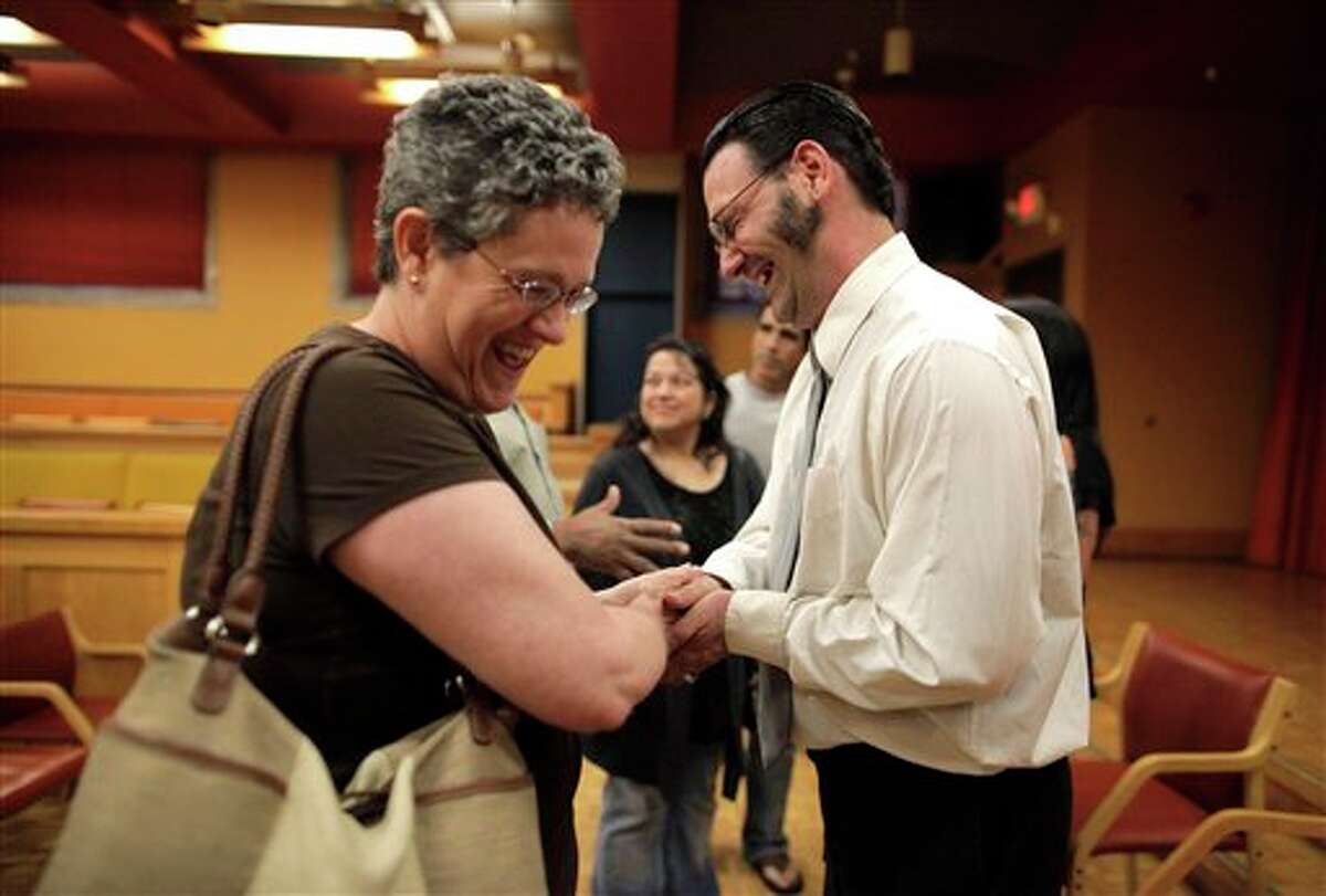 Ex-skinhead removes tattoos