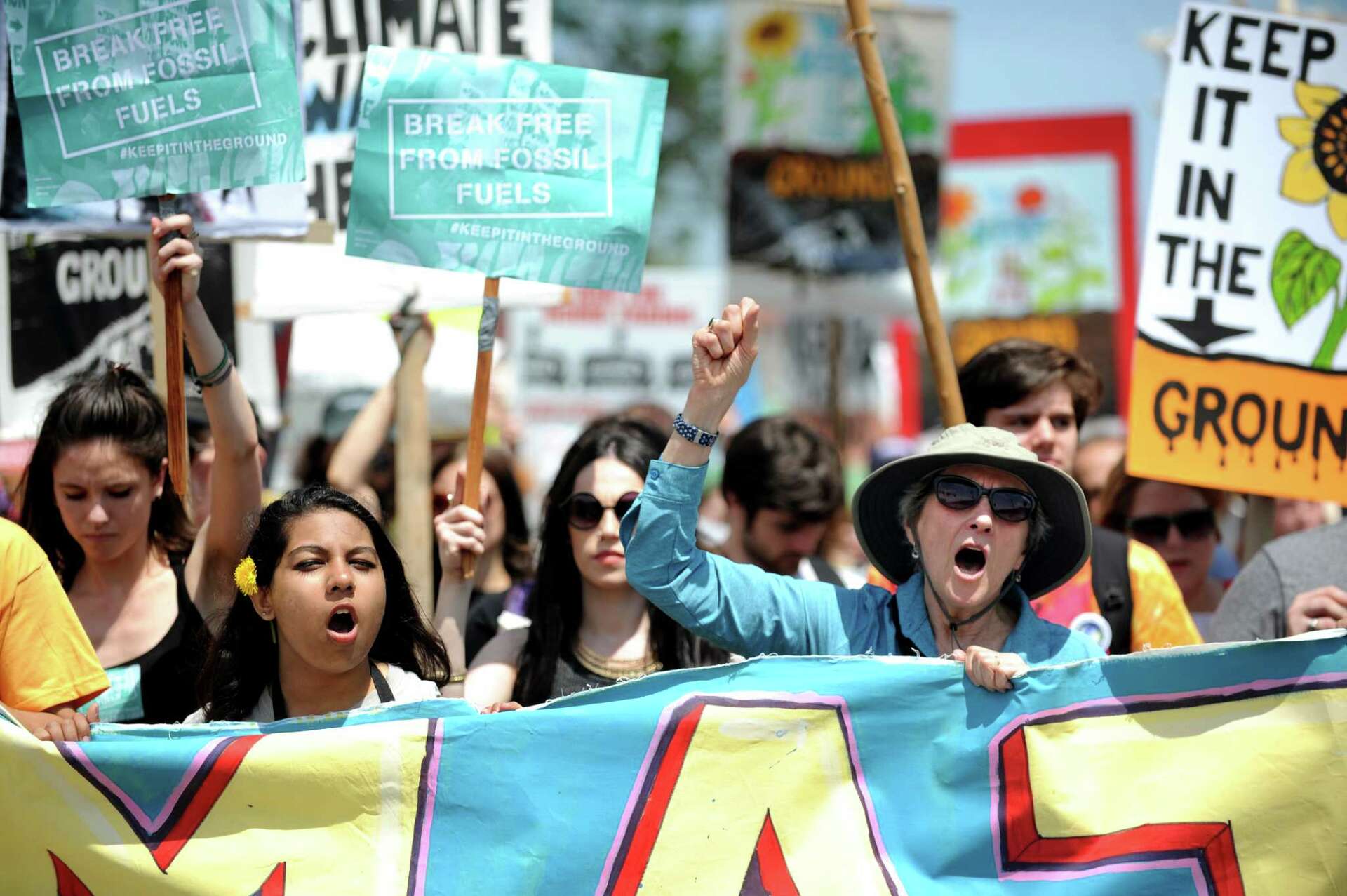 Albany protest: 5 arrested after oil train delayed