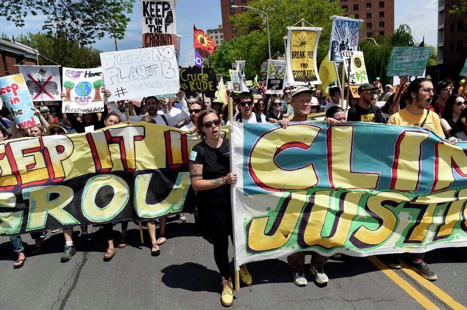 Albany protest: 5 arrested after oil train delayed