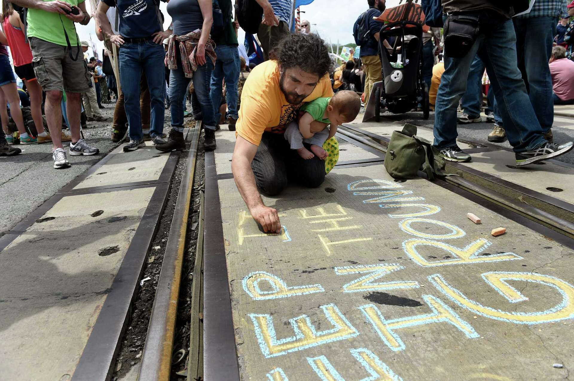 Albany protest: 5 arrested after oil train delayed