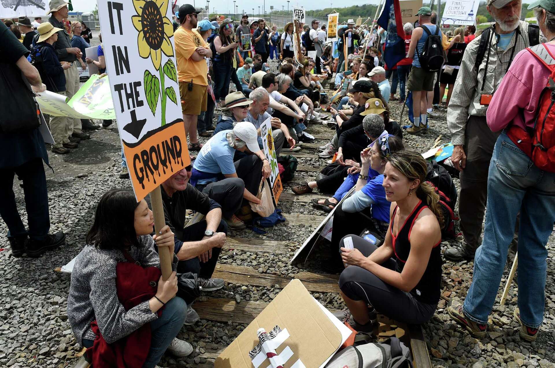 Albany protest: 5 arrested after oil train delayed