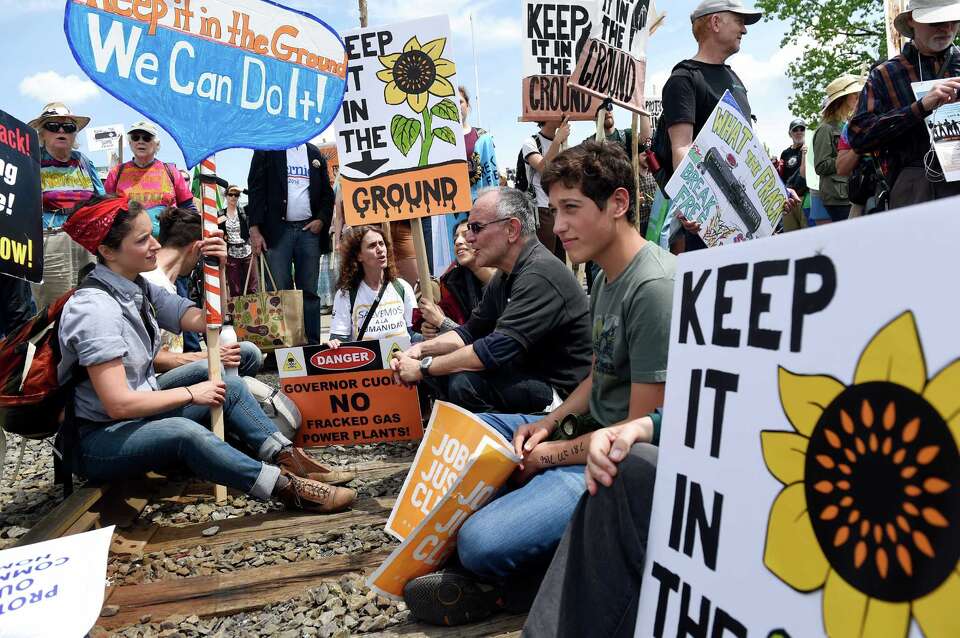 Albany protest: 5 arrested after oil train delayed