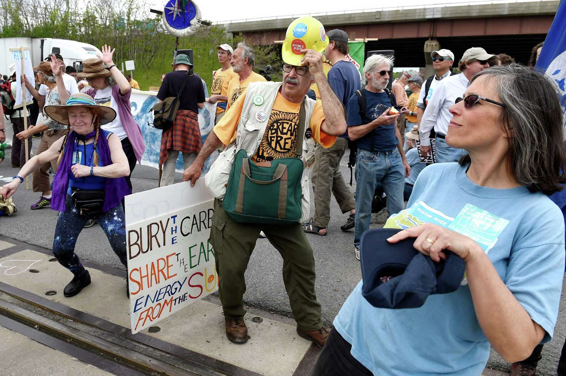Albany protest: 5 arrested after oil train delayed
