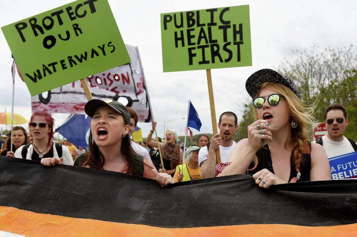 Albany protest: 5 arrested after oil train delayed