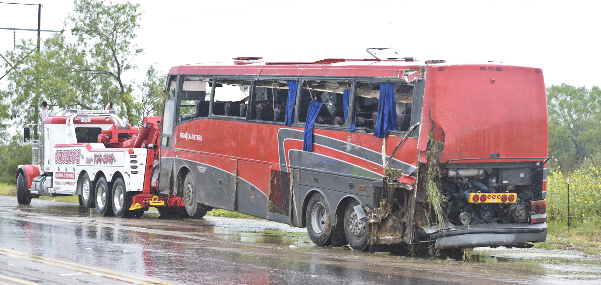 Bus rollover kills 8, injures 44 near Laredo