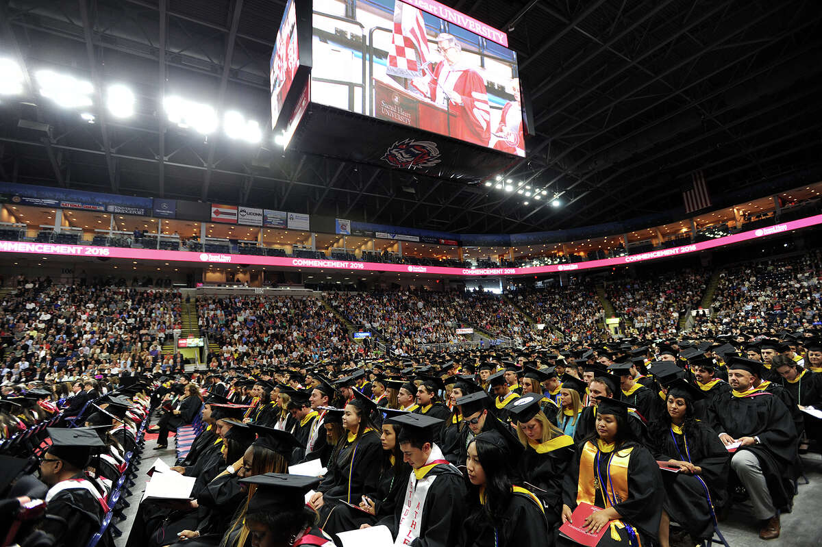 Man proposes after SHU graduation