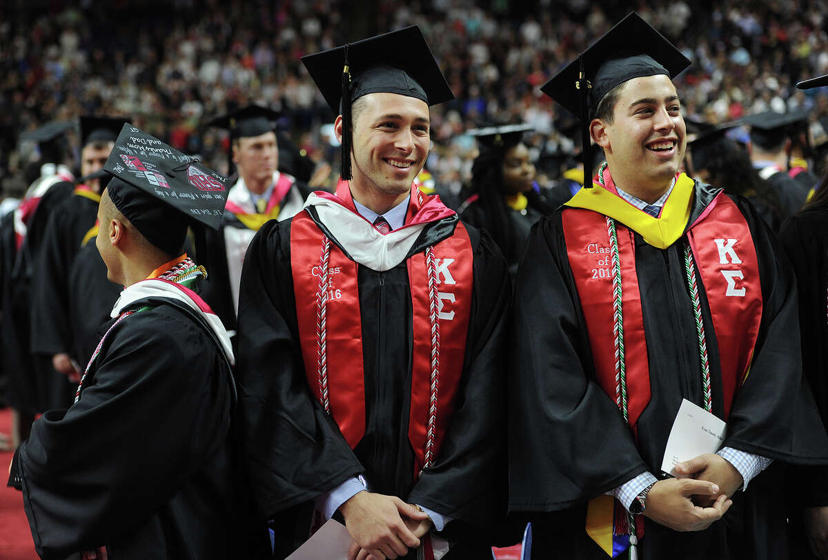 Man proposes after SHU graduation