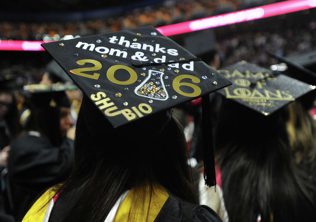 Man proposes after SHU graduation