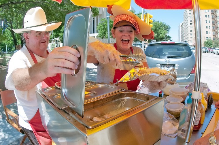 Food vendors at Centennial Plaza welcome addition to lunch hour options