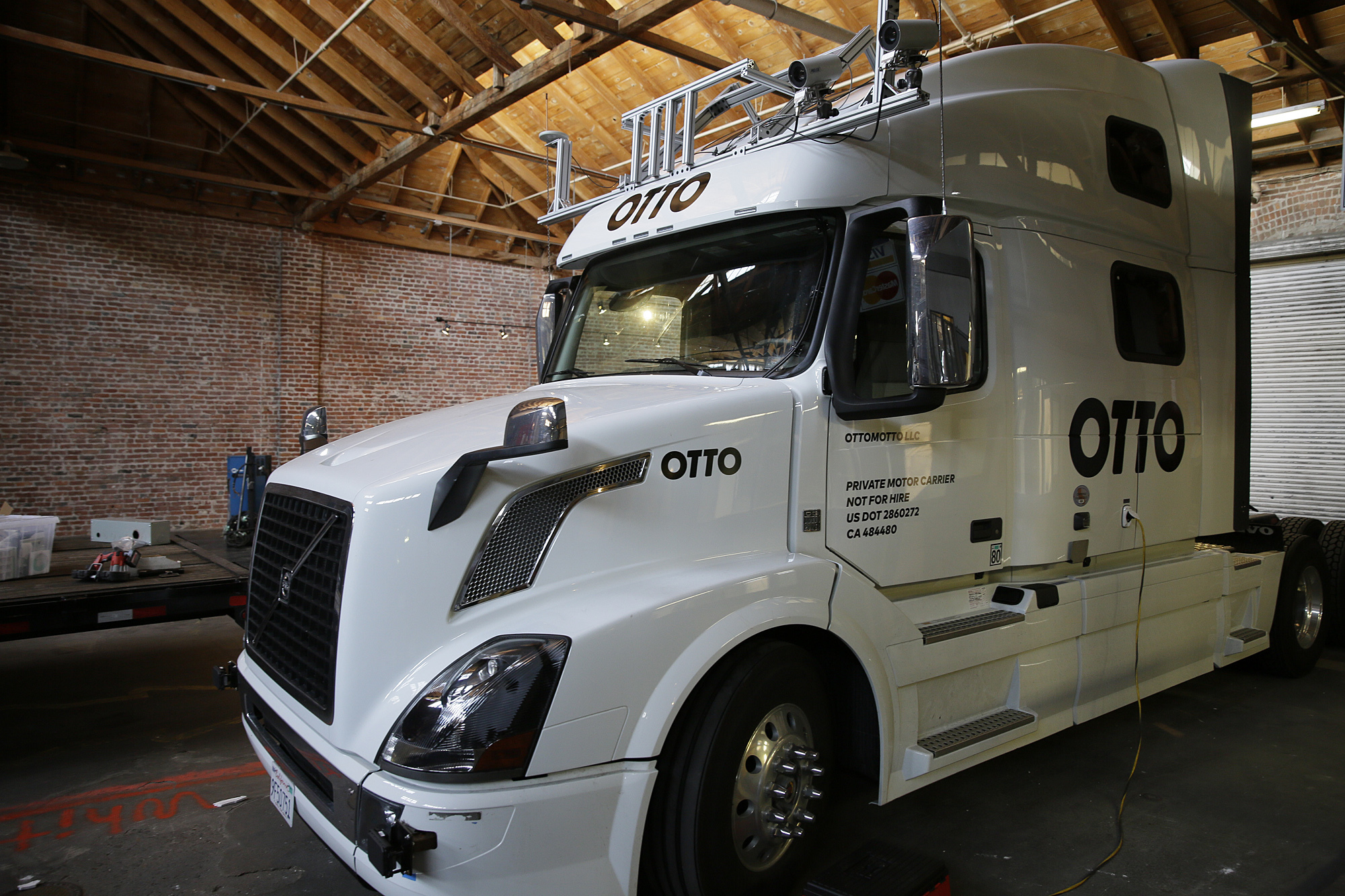 Startup plans self-driving big rigs rolling on highways