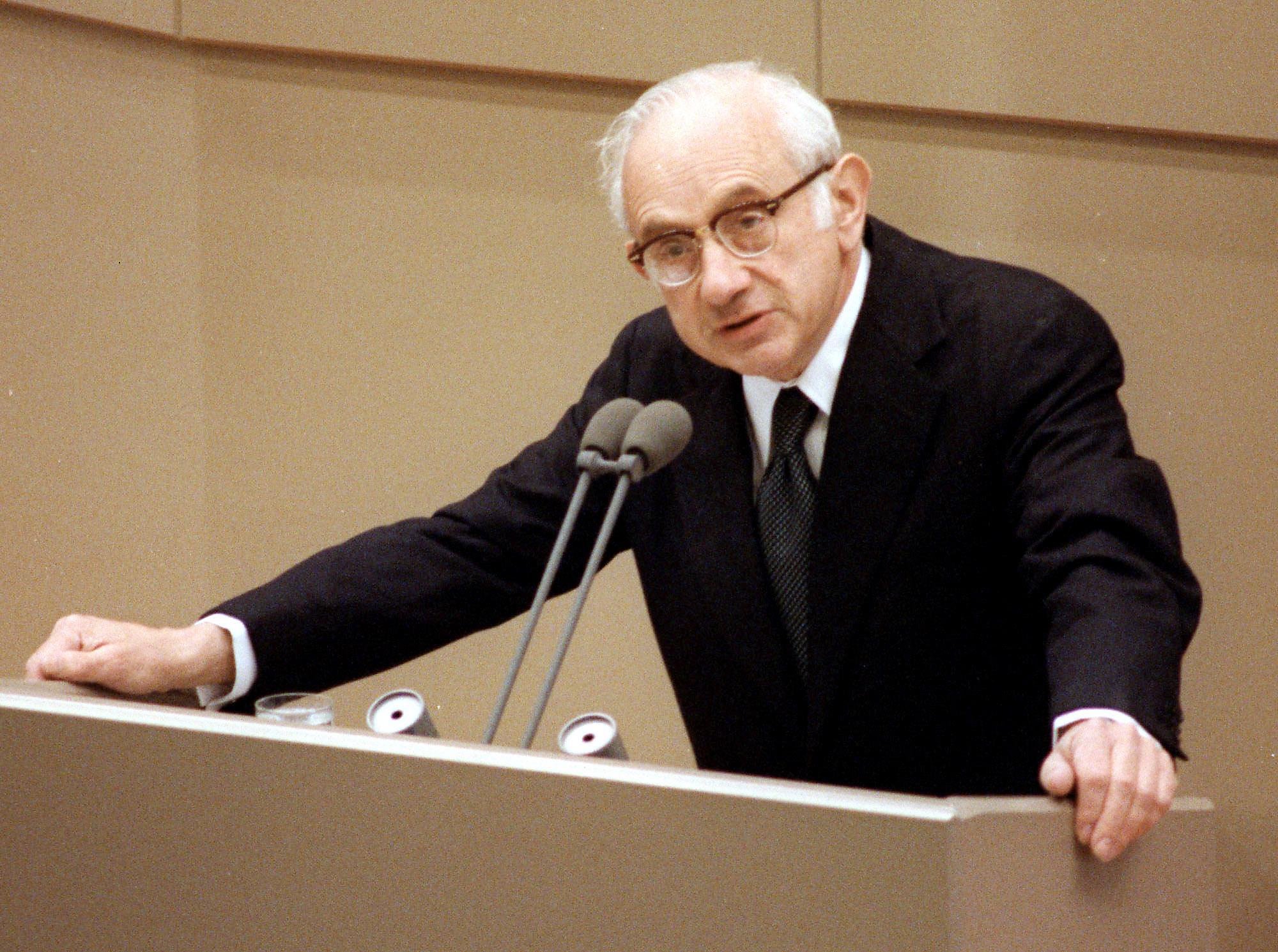 Fritz Stern, historian who was refugee from Nazi Germany, dies