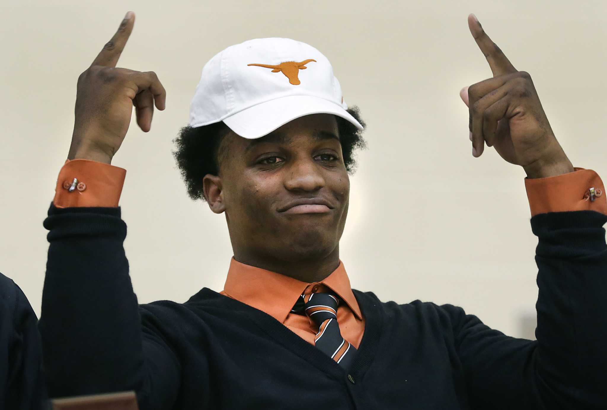 Ex-Brennan football star Roberson leaving UT