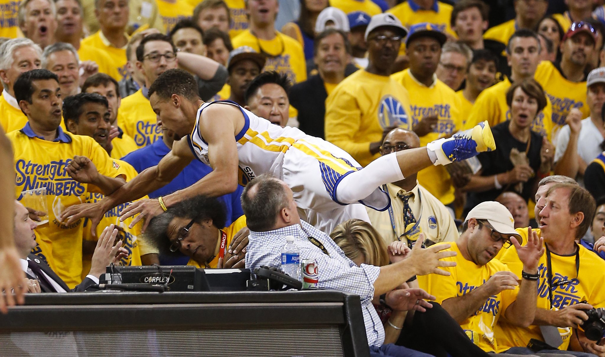 Steph Curry dives into the stands at Oracle, rest of the world asks why ...