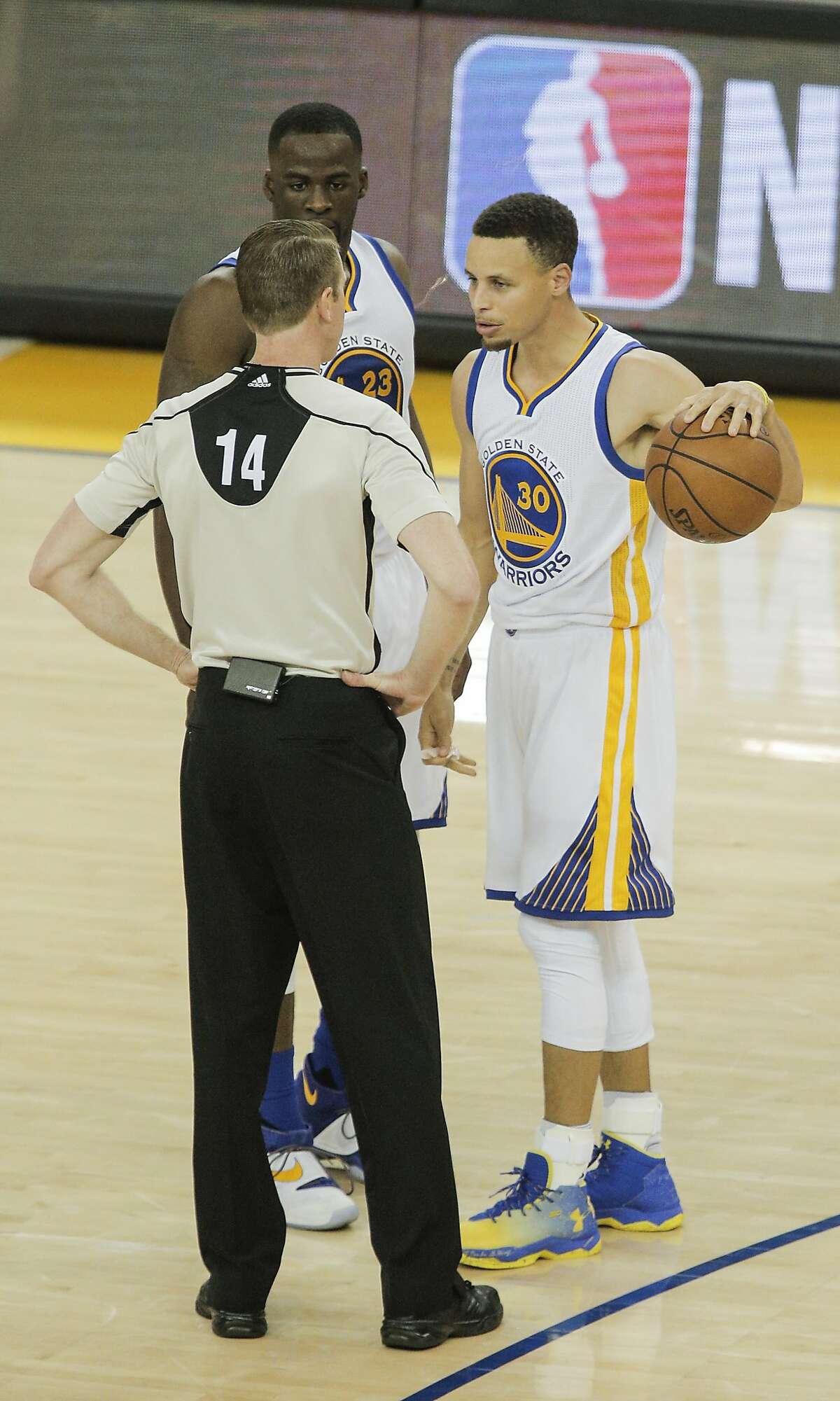 Steph Curry dives into the stands at Oracle, rest of the world asks why ...